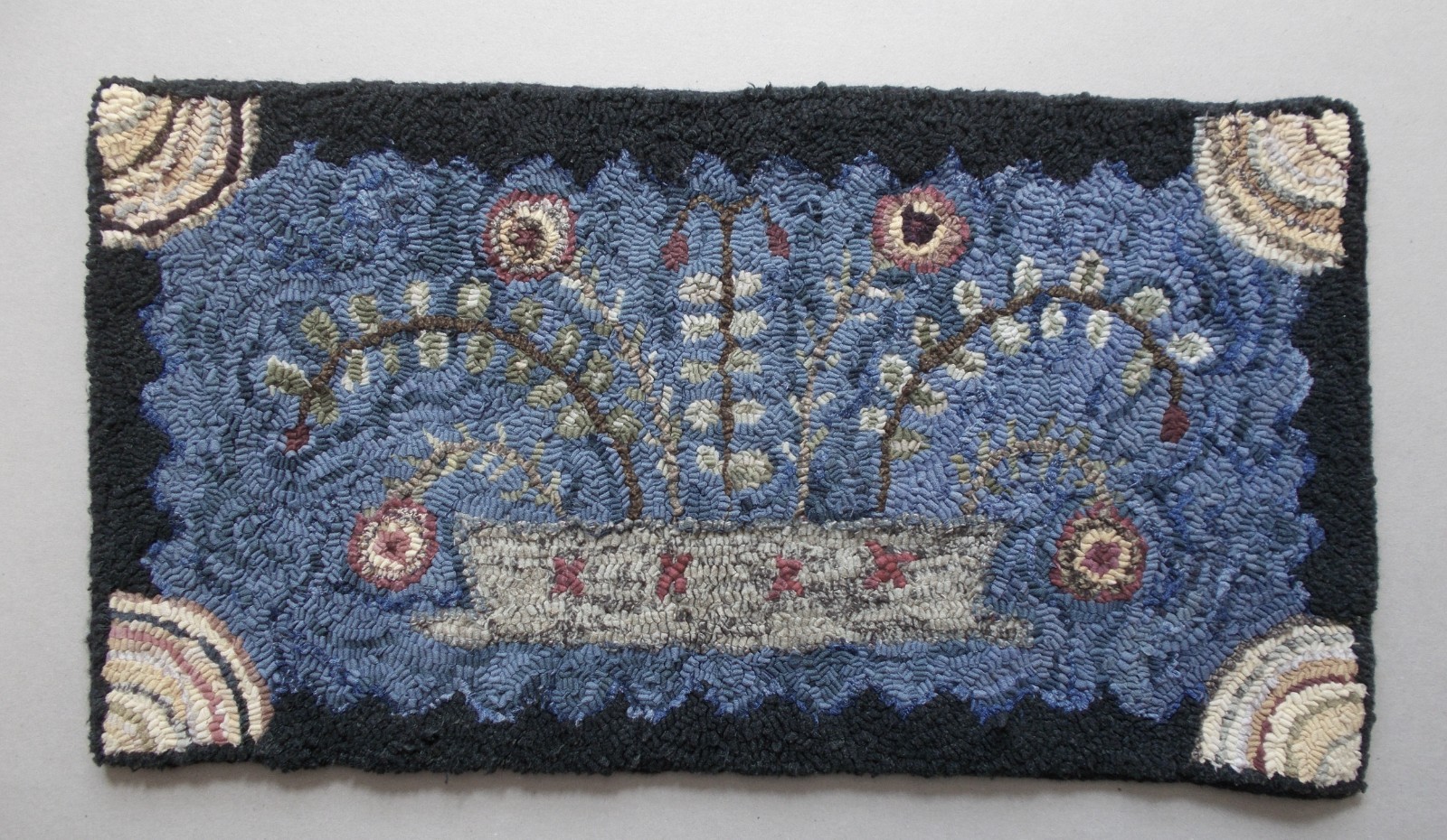 VINTAGE HAND HOOKED WOOL RUG FOLK ART FLOWERS 31" X 17" WITH ROD SLEEVE ...