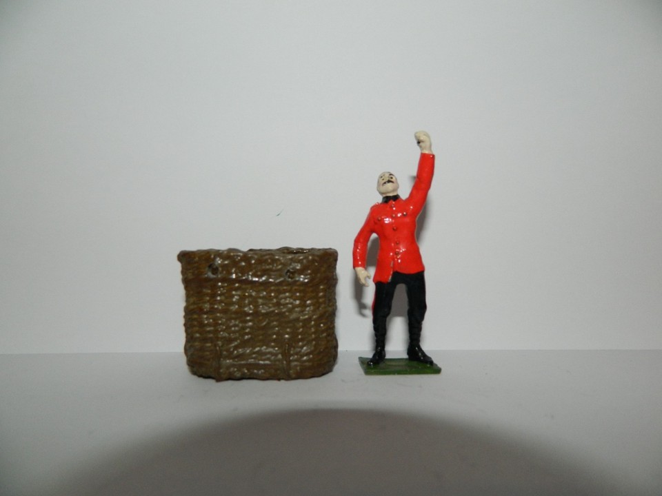 VINTAGE KINGCAST LEAD SOLDIER IN A HOT AIR BALLOON BASKET | eBay UK
