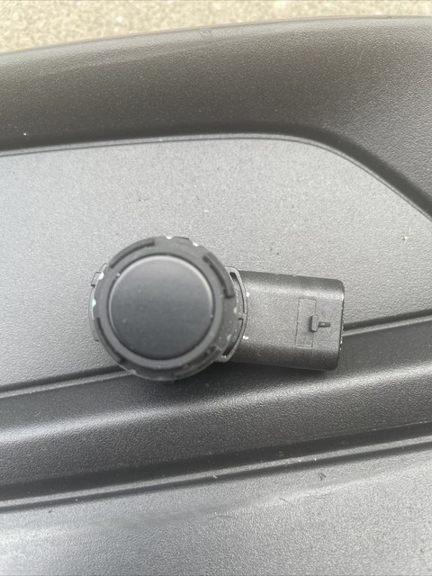 Volvo XC60 RH Bumper Grille Trim W/ Parking Sensor PDC OEM 31471297 ...