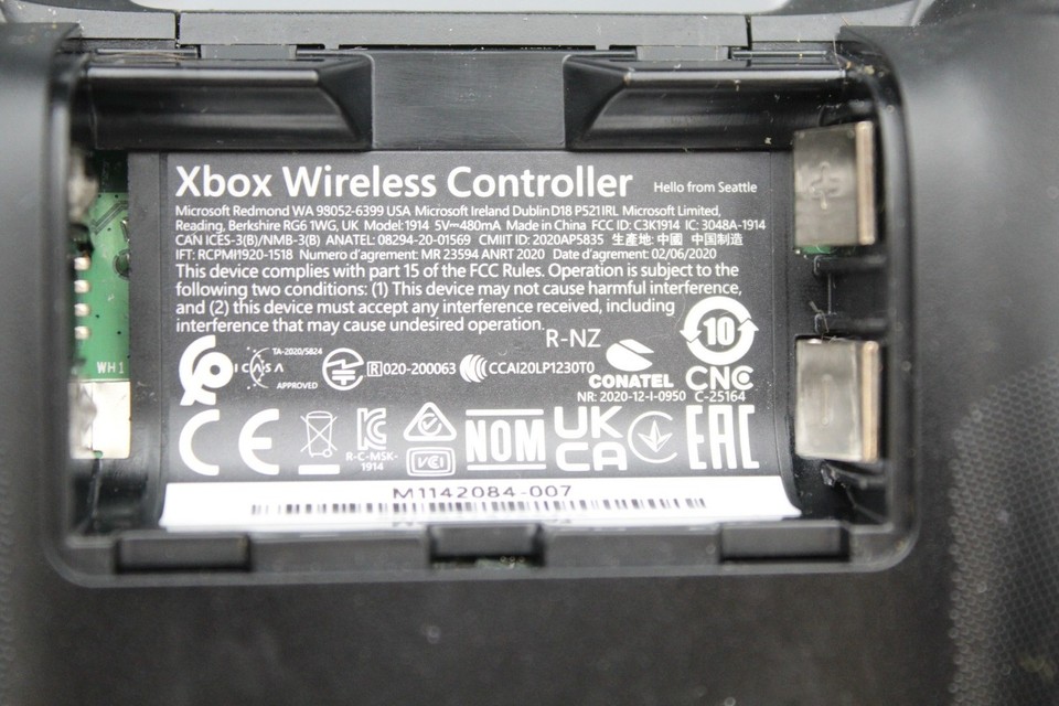 4x Used MICROSOFT XBOX 360 & ONE Wireless Game Controllers 3x Black/ 1x ...