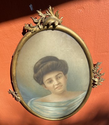 OLD ANTIQUE ROUND ORNATE METAL HANGING PICTURE FRAME WITH OLD PHOTO~20 ...