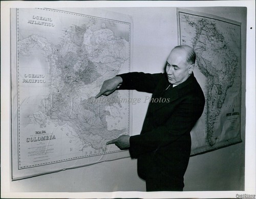 1942 Photo Dr Edwardo Lopez Points Out His Country Colombia On Map ...