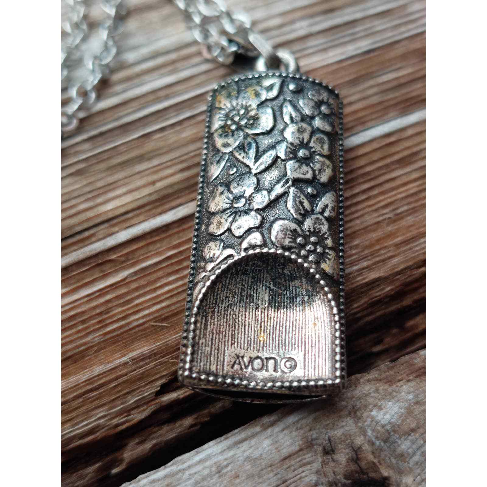 1975 Vintage Avon Silver Note Pendant Necklace Ornate… - Gem