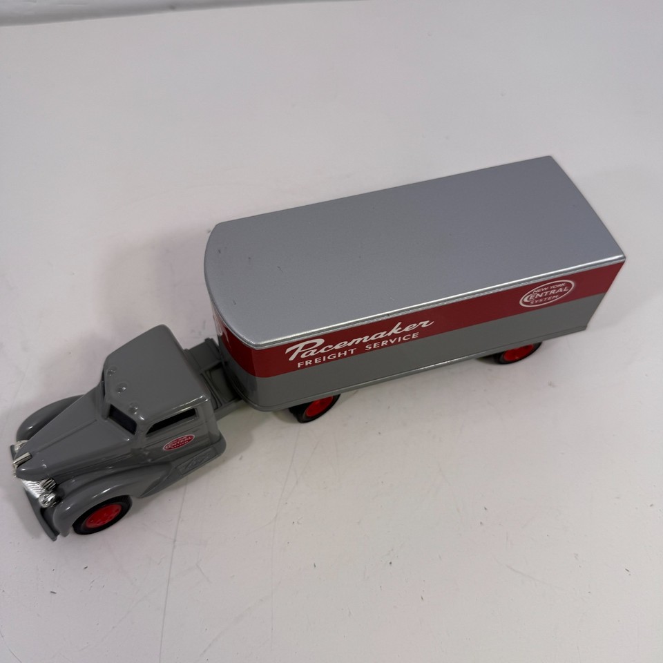 Ertl F248UO New York Central System Pacemaker 1948 Diamond T Cab Truck ...