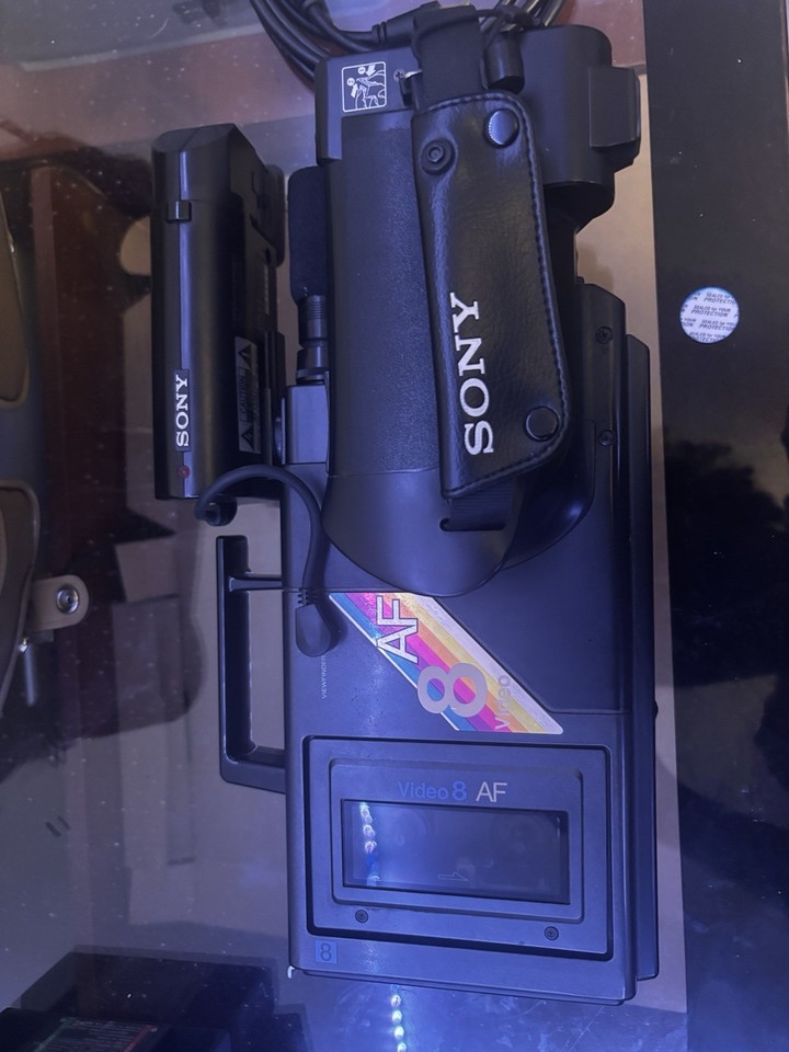 SONY CCD-V8AF /AFu Video8 8mm Video Camera Recorder With Accessories ...