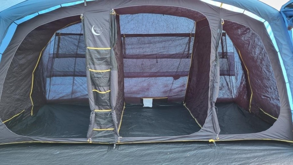 Hi Gear Horizon 700 Inflatable - ex festival hire stock - blue family ...