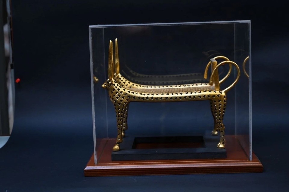 A RARE ANTIQUE MASTERPIECE ANCIENT PHARAONIC GOLDEN THRONE CHAIR OF ...