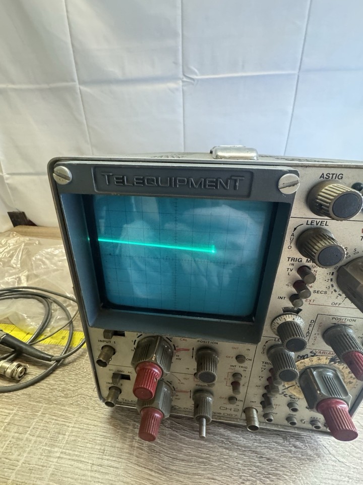 Vintage Telequipment D67 Oscilloscope by Tektronix – Powers On, Clean ...