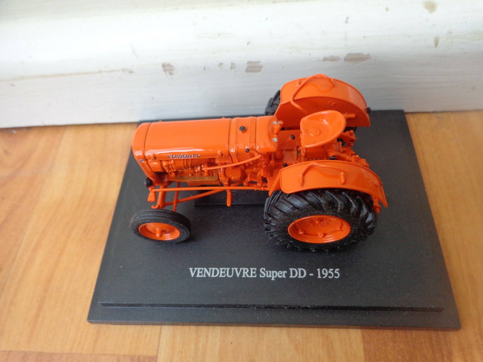 HACHETTE UNIVERSAL HOBBIES 1/43 CLASSIC 1955 VENDEUVRE SUPER DD TRACTOR ...