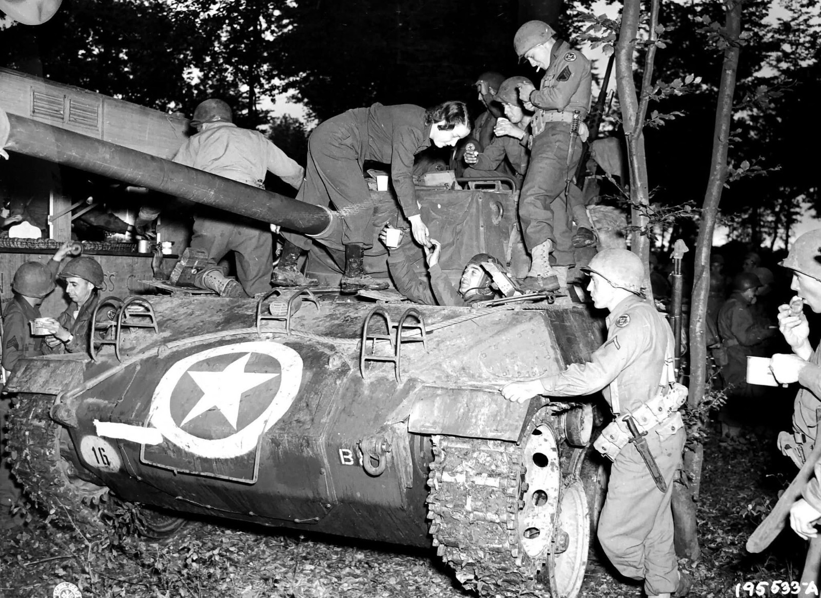 WW2 WWII Photo World War Two / US Army M18 Hellcat Red Cross Donut ...