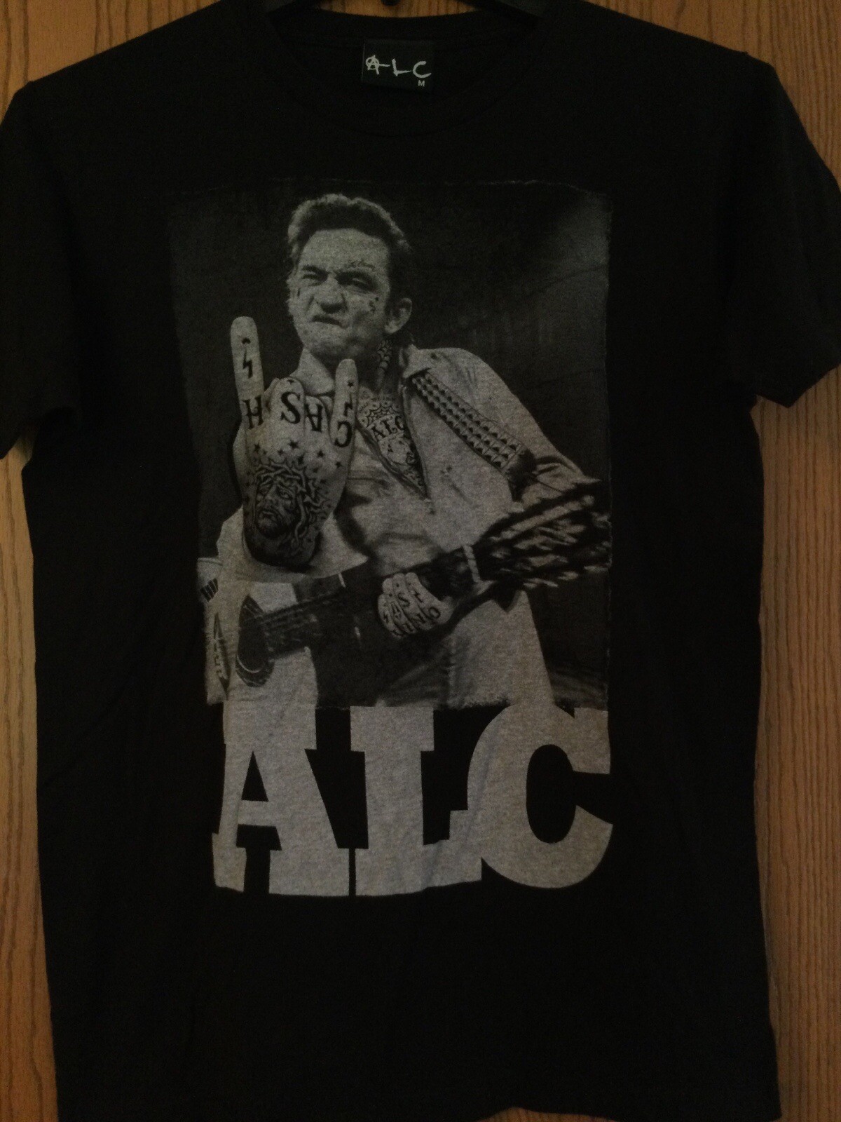 Johnny Cash - ALC - 2 Finger Salute - Black Shirt - M - Gem