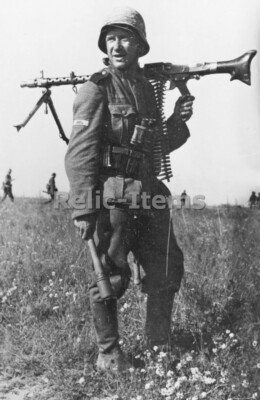 WW2 Picture Photo German machine gunner with grenade on the battle ...