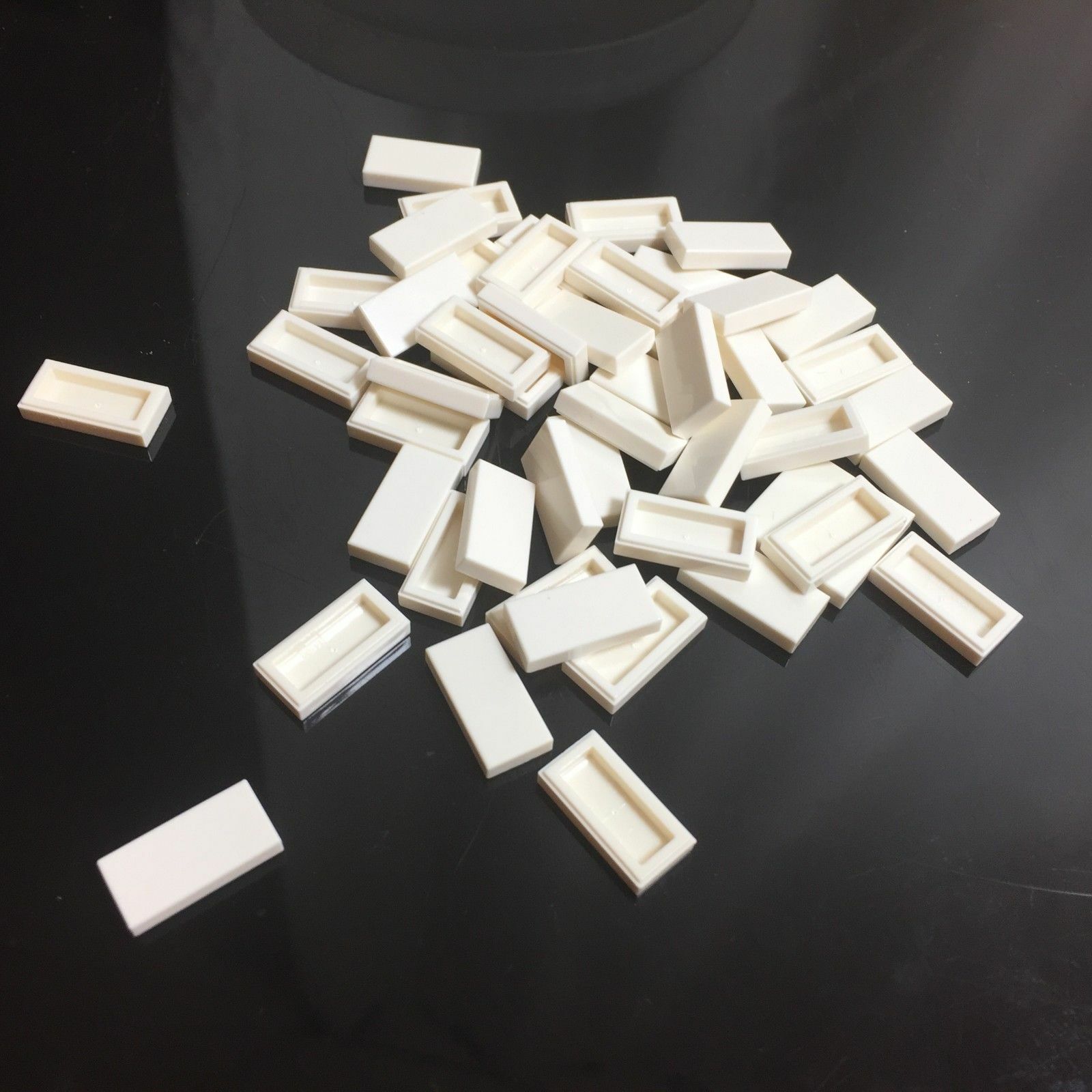25 LEGO White 1x2 Flat Tiles (id 3069/306901) Finishing Modular Snow ...