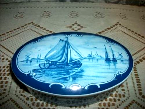VINTAGE DUTCH HOLLAND CANDY TIN BLUE WHITE WINDMILL SHIPS HARBOR WEST ...