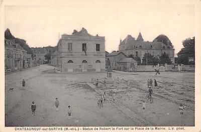 CPA 49 CHATEAUNEUF SUR SARTHE STATUE ROBERT LE FORT SUR LA PLACE DE LA ...