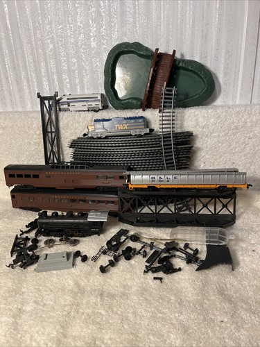 Bachmann HO Train Lot 31 Curved Tracks, 6 Cars, Bridge, Pond And Misc ...