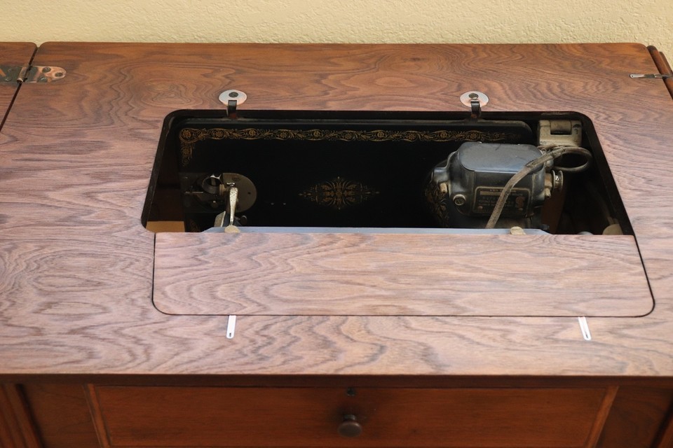 1926 Singer Sewing Machine with Singer No.40 Sewing Table / Cabinet ...