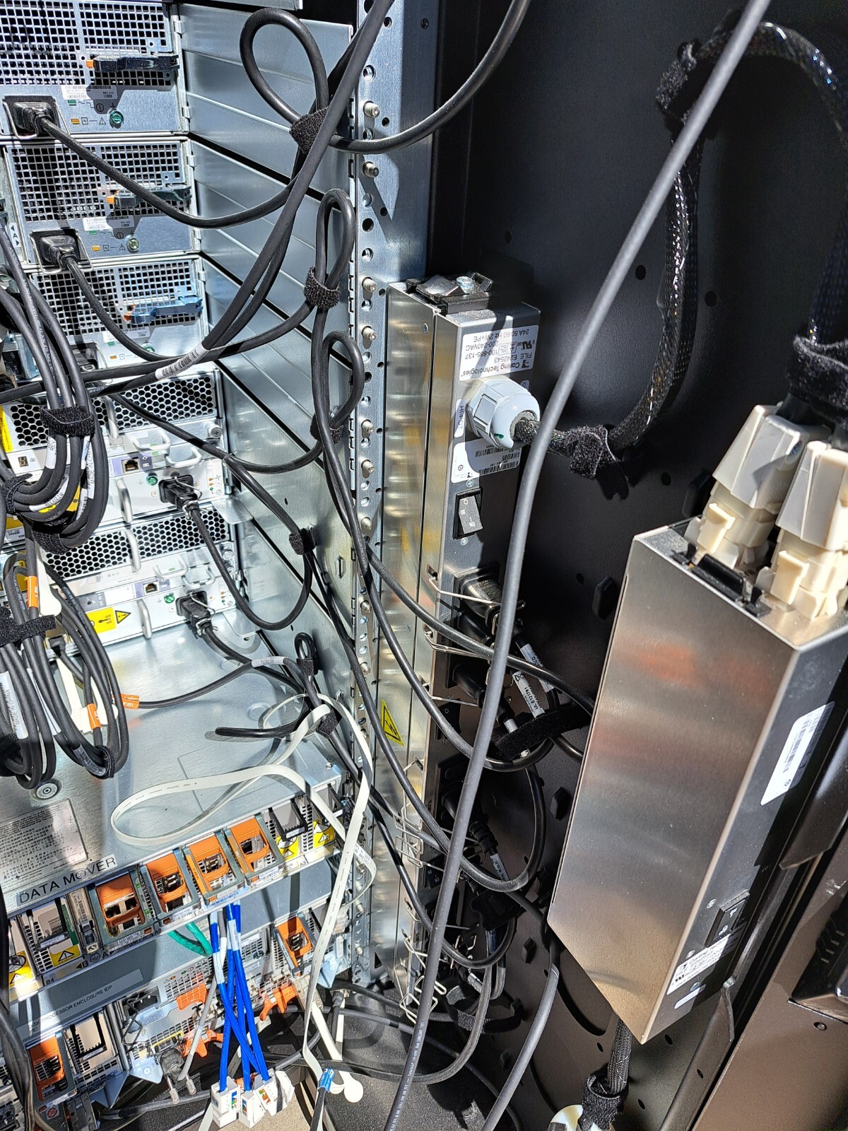 EMC2 VNX SERIES E242543 100-888-138 40U STORAGE ARRAY RACK CABINET. PLS ...