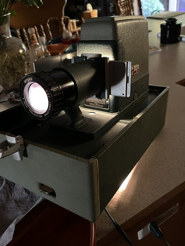 Vintage ARGUS 300 Slide Projector With hard case 1950 - Still working ...