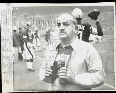 1993 Press Photo AP Reporter Ralph Bernstein Watches Philadelphia ...