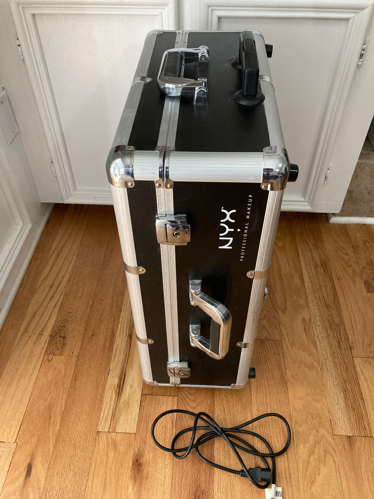 NYX PROFESSIONAL MAKEUP Make up Artist Train Case with Legs -Local Pick ...