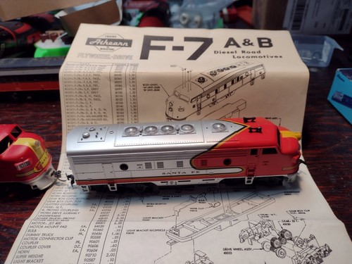 Athearn HO Scale Santa Fe EMD F7 Aunit Dummy looks new & Tyco powered A ...