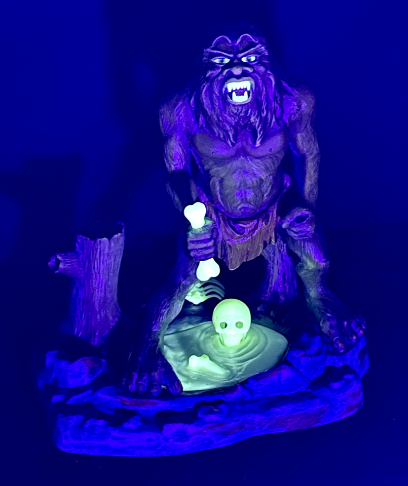 AMT BigFoot Aurora Style Glow model kit built w/LEDs 1/8 Scale Styrene ...