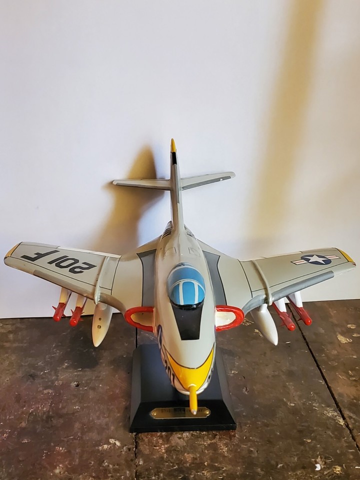 Grumman F9F-8 Cougar VF 43 Aircraft 1:32 Scale Executive Series Model ...
