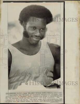 1971 Press Photo Rod Milburn breaks record in National AAU High Hurdles ...