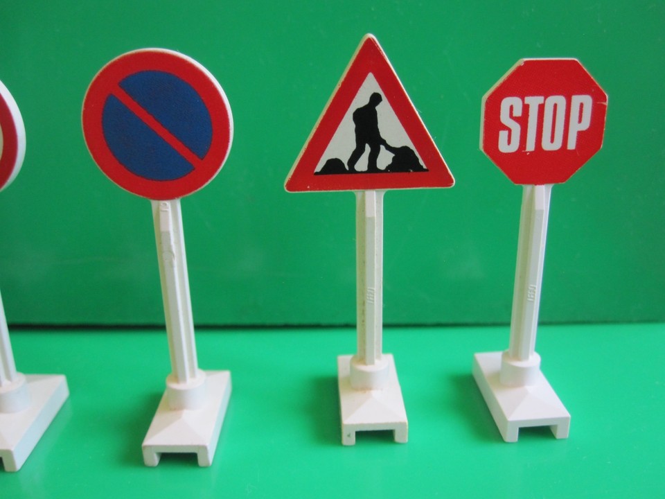 LEGO LOT WITH 9 VINTAGE TOWN ROAD SIGNS | eBay Australia
