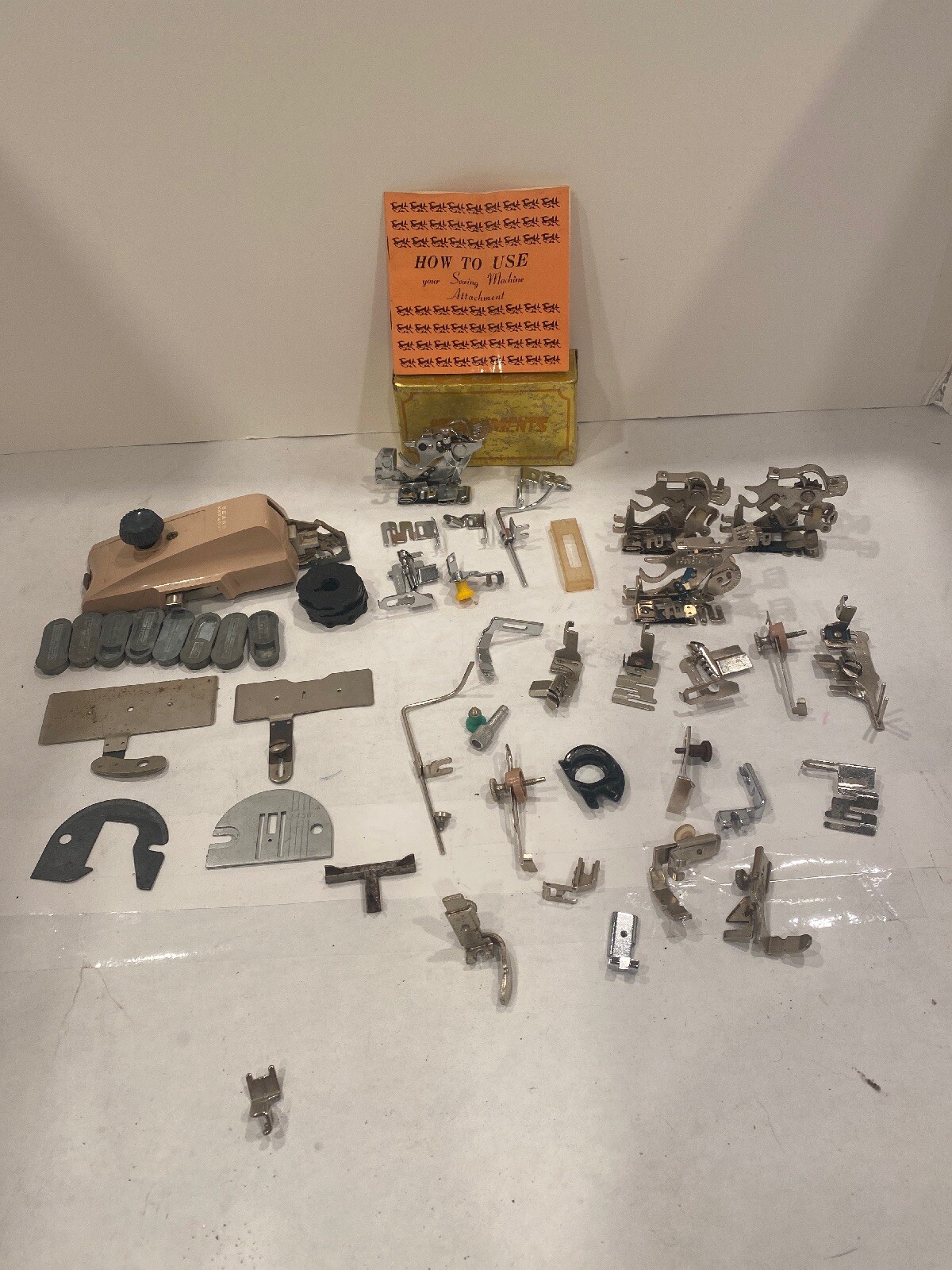 ANTIQUE VINTAGE SINGER SEWING MACHINE HUGE ATTACHMENT & PARTS LOT SET ...