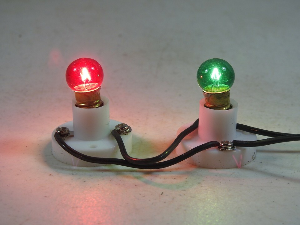 Lionel Trains Red & Green Translucent #432R & 432G Screw Base 18v Bulbs ...