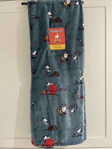 Peanuts Snoopy 70x50” Fall Autumn Leaf Jumping Thanksgiving Throw ...