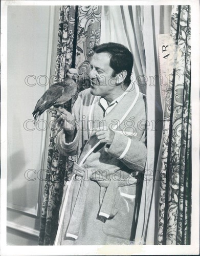 1971 Press Photo Tony Randall Talks to Bird Albert Odd Couple 1970s TV ...