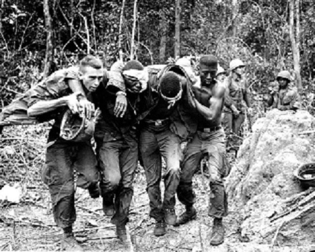 Wounded U.S. Soldiers helping each other 8x10 Vietnam War Photo 313 | eBay