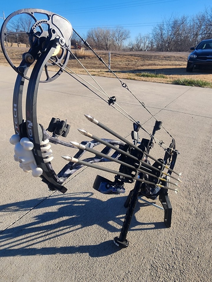 Left-handed Bowtech Reign 7 Compound Bow 28.5-31 Draw, 60 - 70 Lb ...