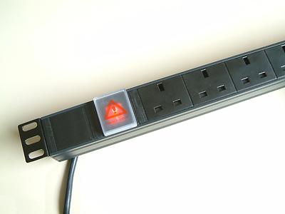 Power Distribution Unit Strip 4 Way Horizontal UK PDU Network Rack ...
