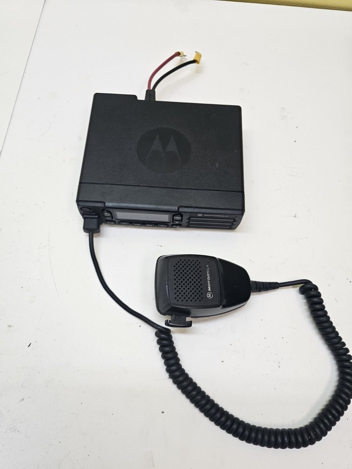 Motorola XPR2500 MOTOTRBO 403-470 MHz UHF Two Way Radio AAM02QNH9JA1AN ...