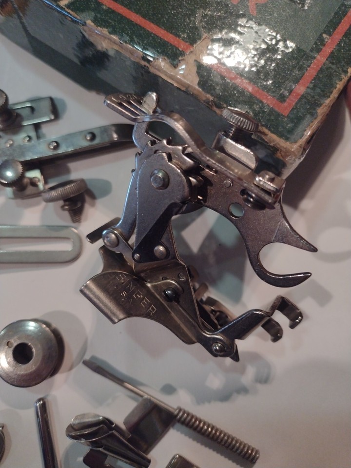 Vintage Singer ATTACHMENTS & BOX 120360 LOW SHANK 99 66 201 15 221 ...