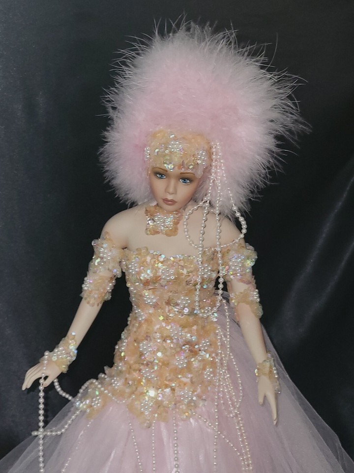RARE " VEGAS " SHOW GIRL By RUSTIE. TORY Award 18" Porcelain Doll. MINT ...