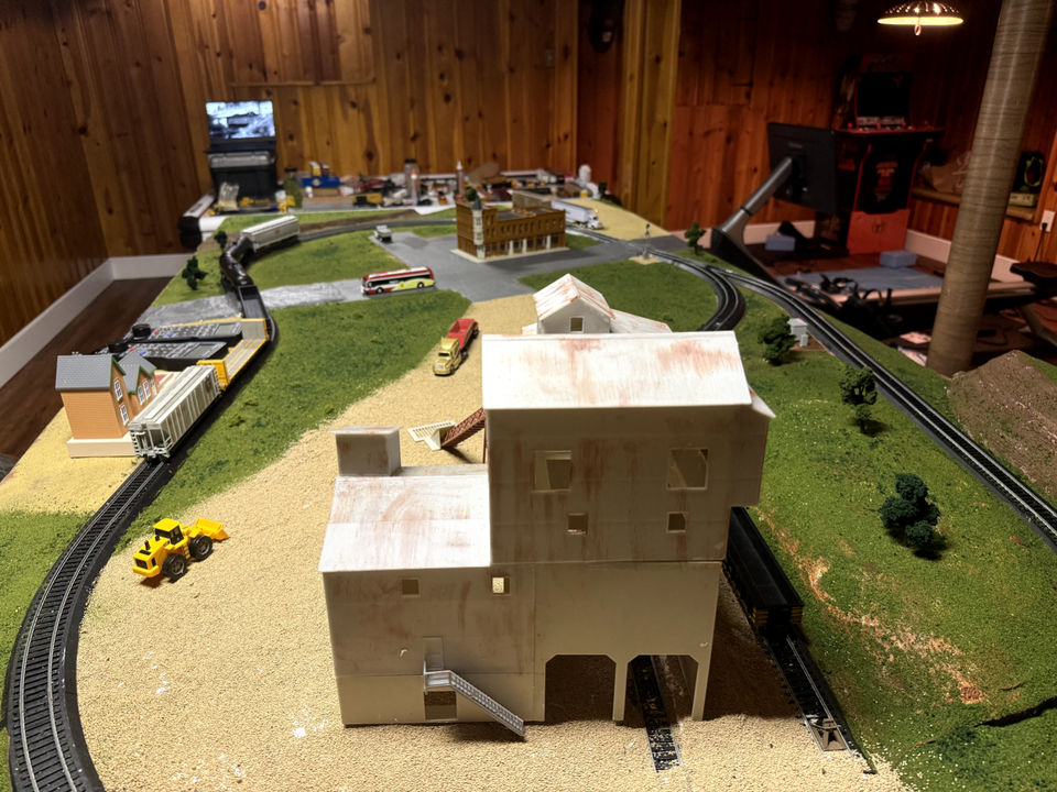 Ho Scale Dcc 4 x 8 layout with buildings, freight cars, and vehicles | eBay