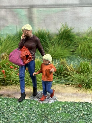 OO GAUGE Model Railway Figure Woman With Her Child 3D Scale Printed ...