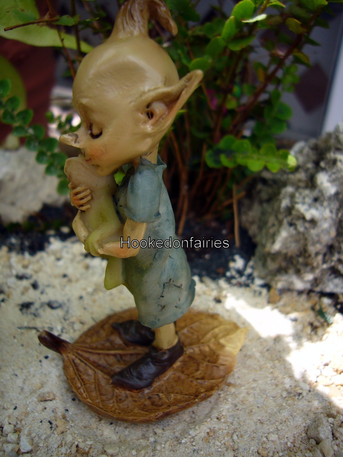 Miniature Garden Pixie Hugging Frog TO 4320 Fairy Gnome Hobbit Garden ...