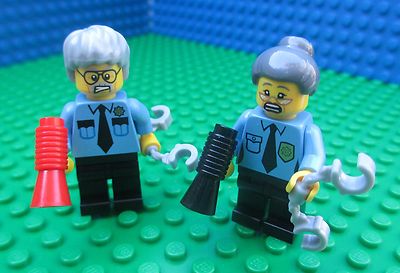 Lego Movie MA & PA COP Megaphone Handcuffs Bad Cops Parents Minifigure ...