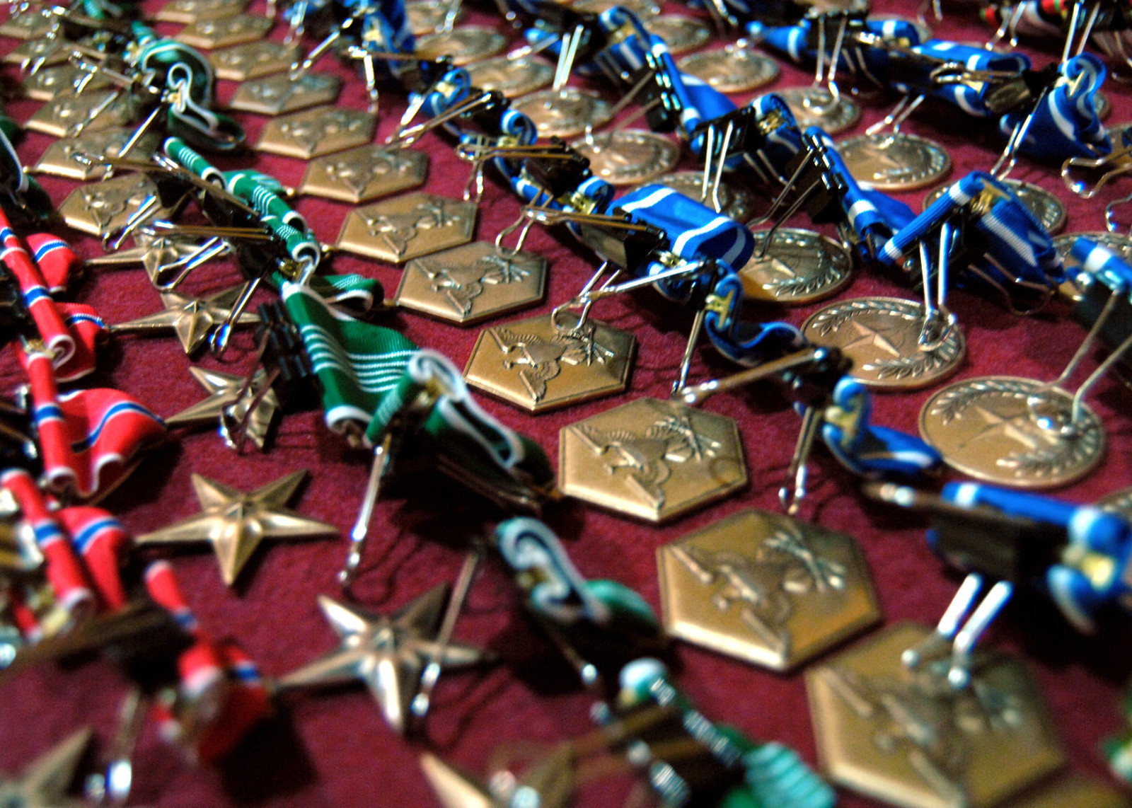 US ARMY COMMENDATION MEDAL LAPEL HAT PIN USA ARCOM RIBBON AWARD TIE TAC ...