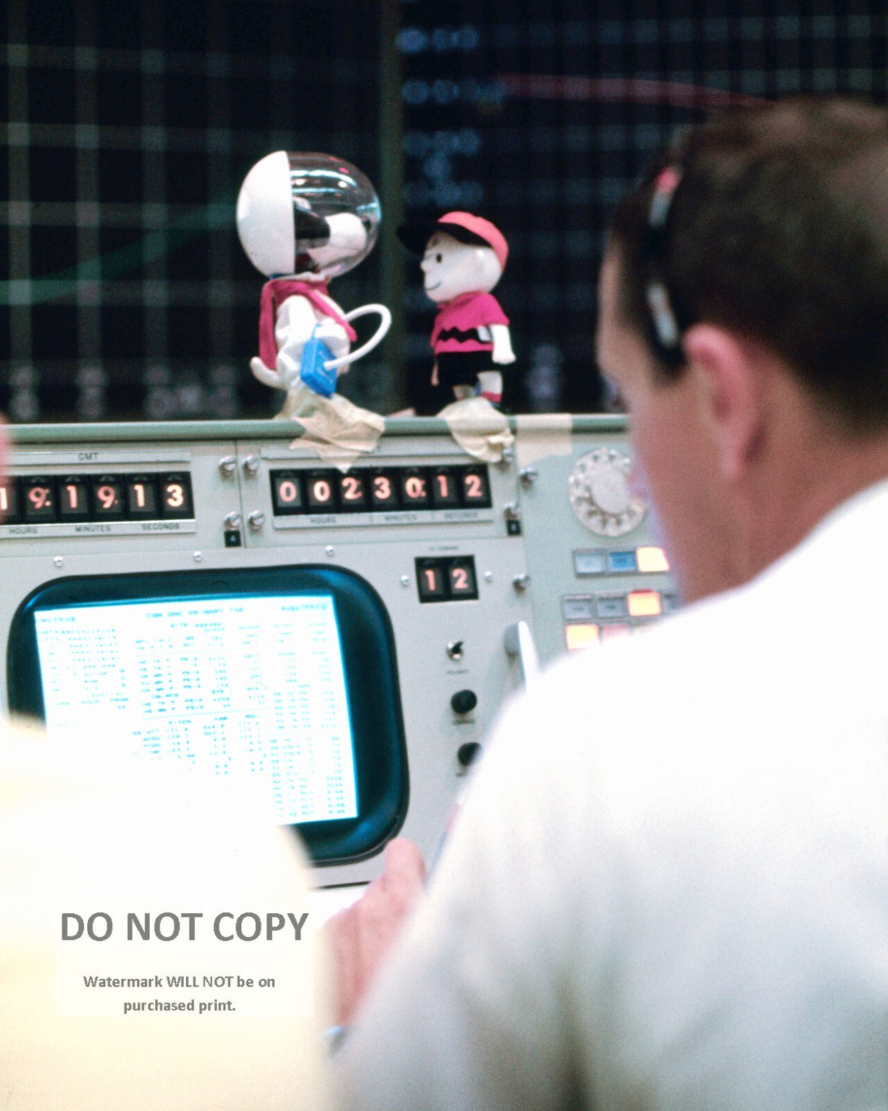 SNOOPY AND CHARLIE BROWN IN MISSION CONTROL FOR APOLLO 10 - 8X10 PHOTO ...