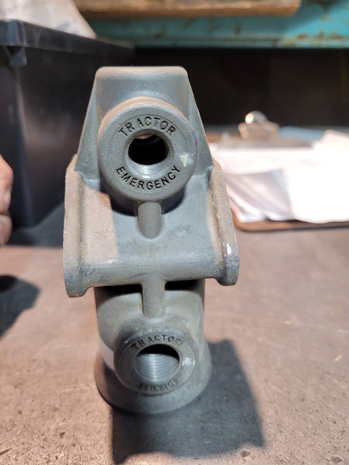 T-243850 BENDIX TRACTOR PROTECTION VALVE | eBay