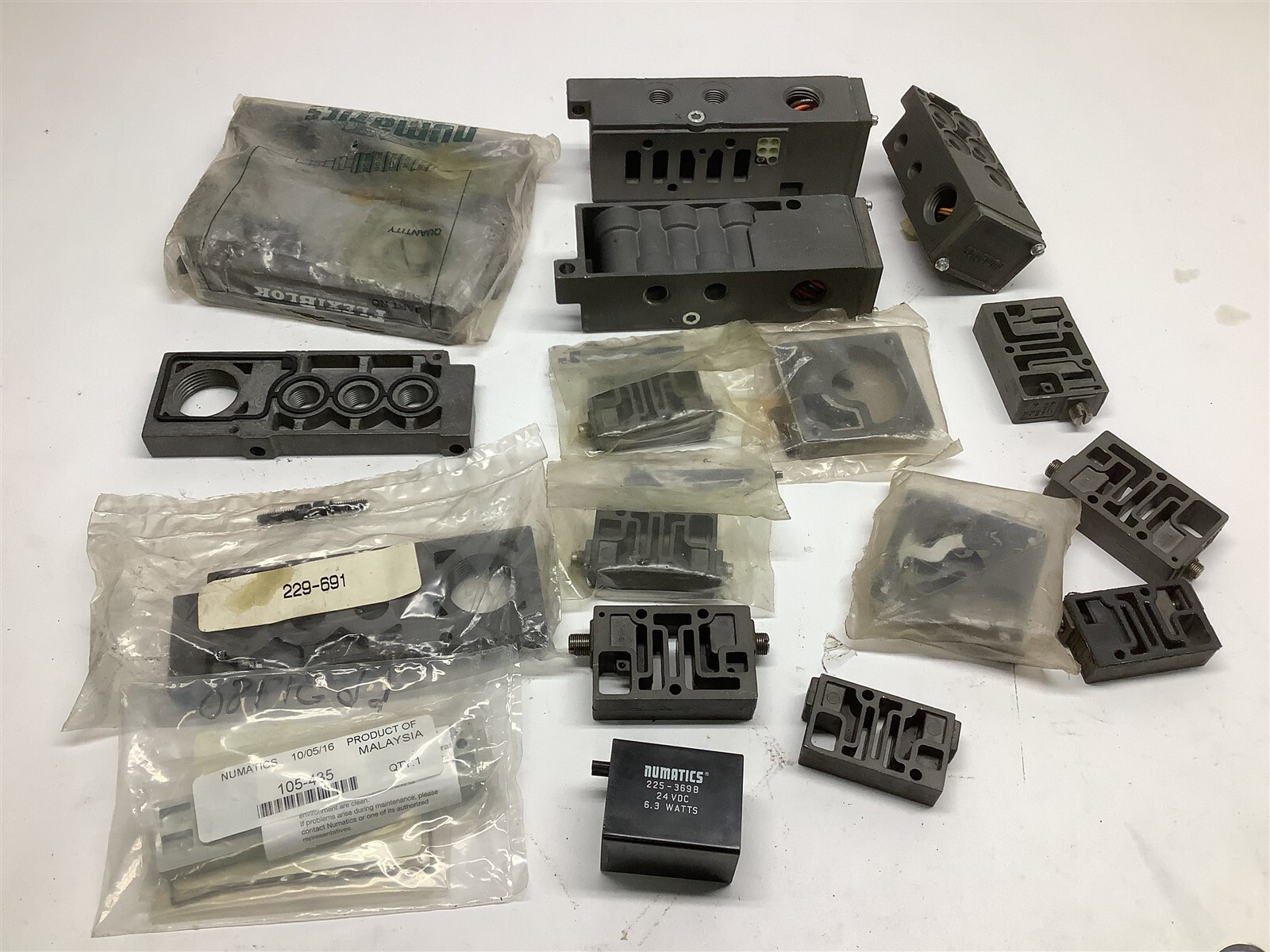 New Lot of 18PCS Numatics Flexibloks/Blocks EXH Blocks Caps Coils parts ...