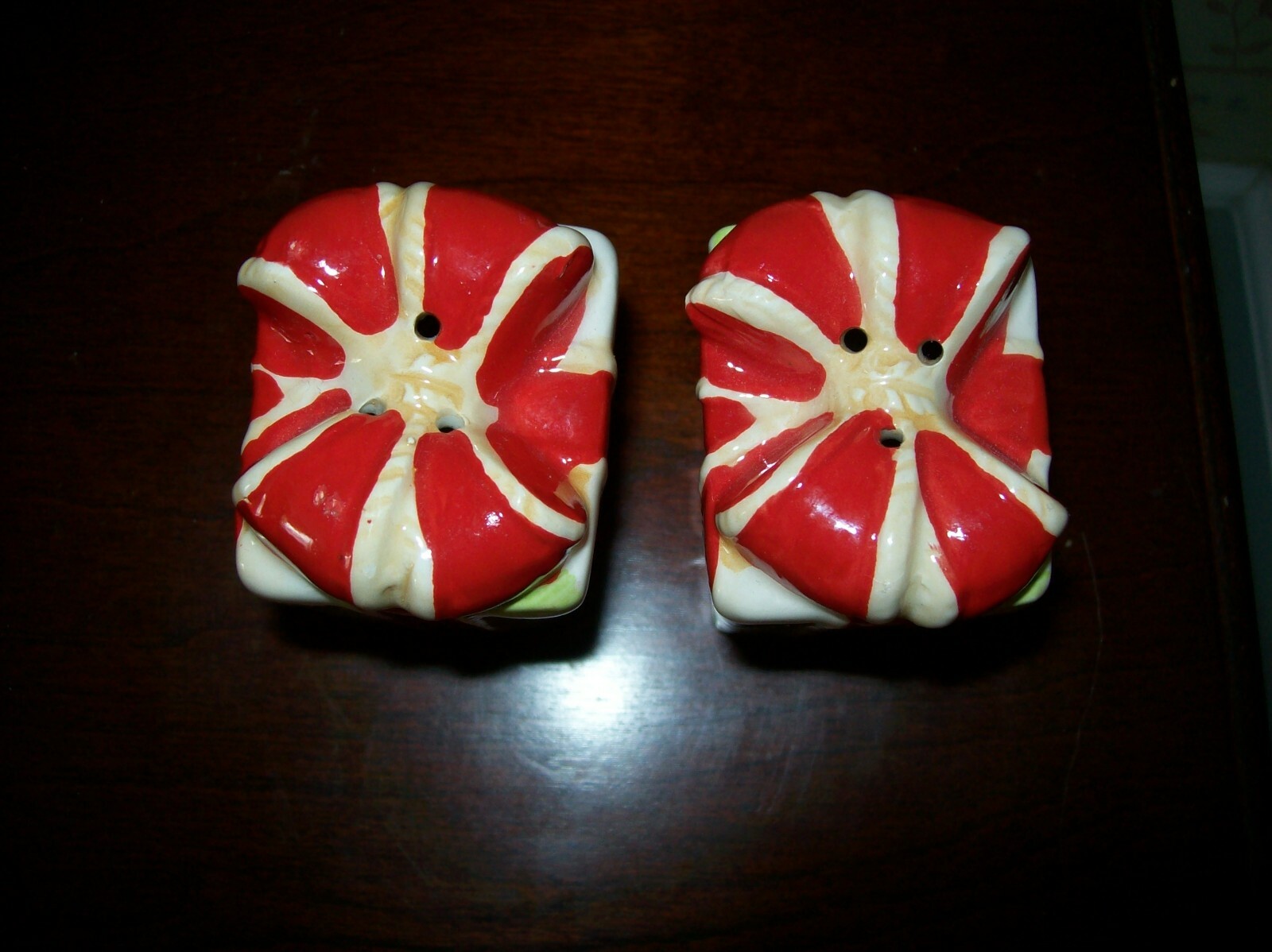 3" Ceramic Christmas Presents Red Bows Salt & Pepper Shakers | eBay