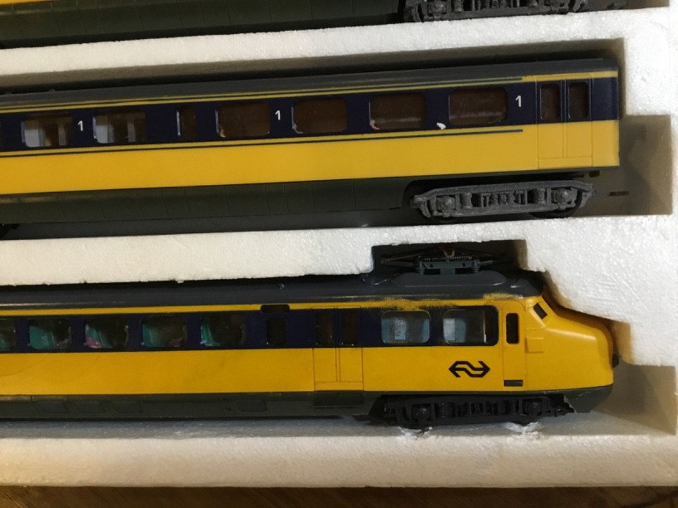 Lima Golden Series HO Scale Commuter Train / Engine & 3 Passengers ...